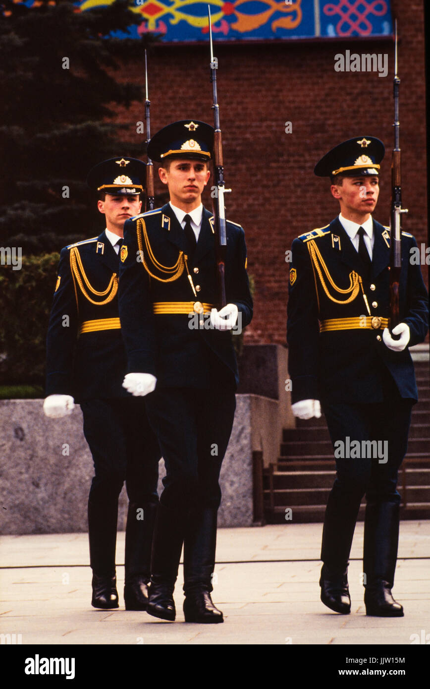 Elite Russian military guards at Lenin's tomb in Moscow's Red Square ...