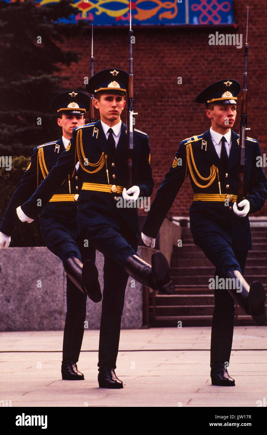 Elite Russian military guards at Lenin's tomb in Moscow's Red Square ...