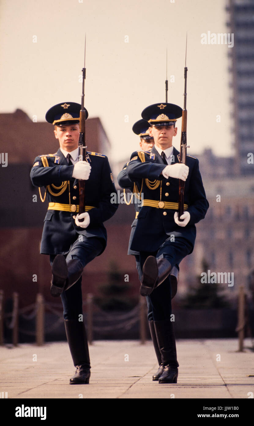 Elite Russian military guards at Lenin's tomb in Moscow's Red Square ...