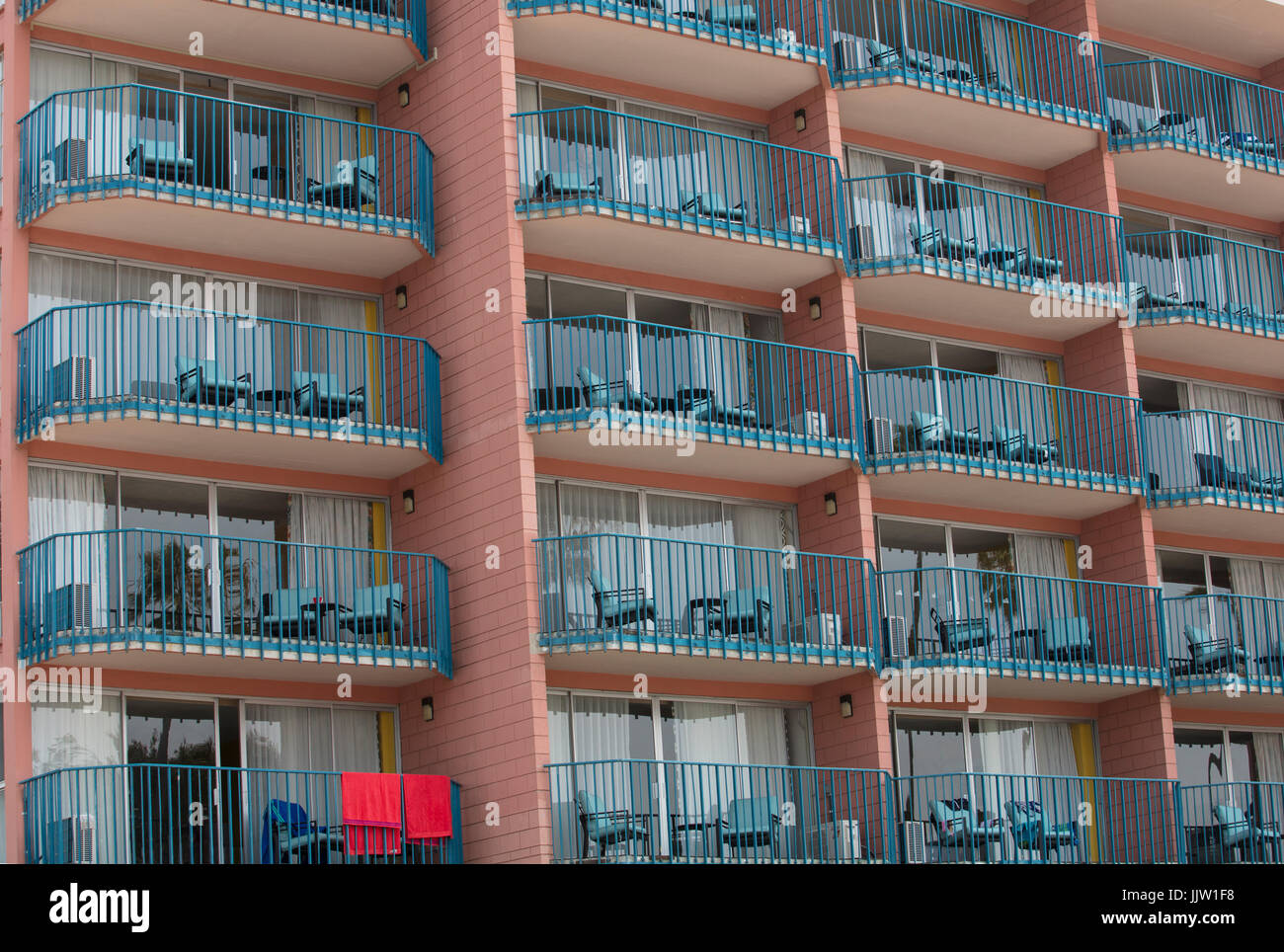 Diagonal columns building hi-res stock photography and images - Alamy