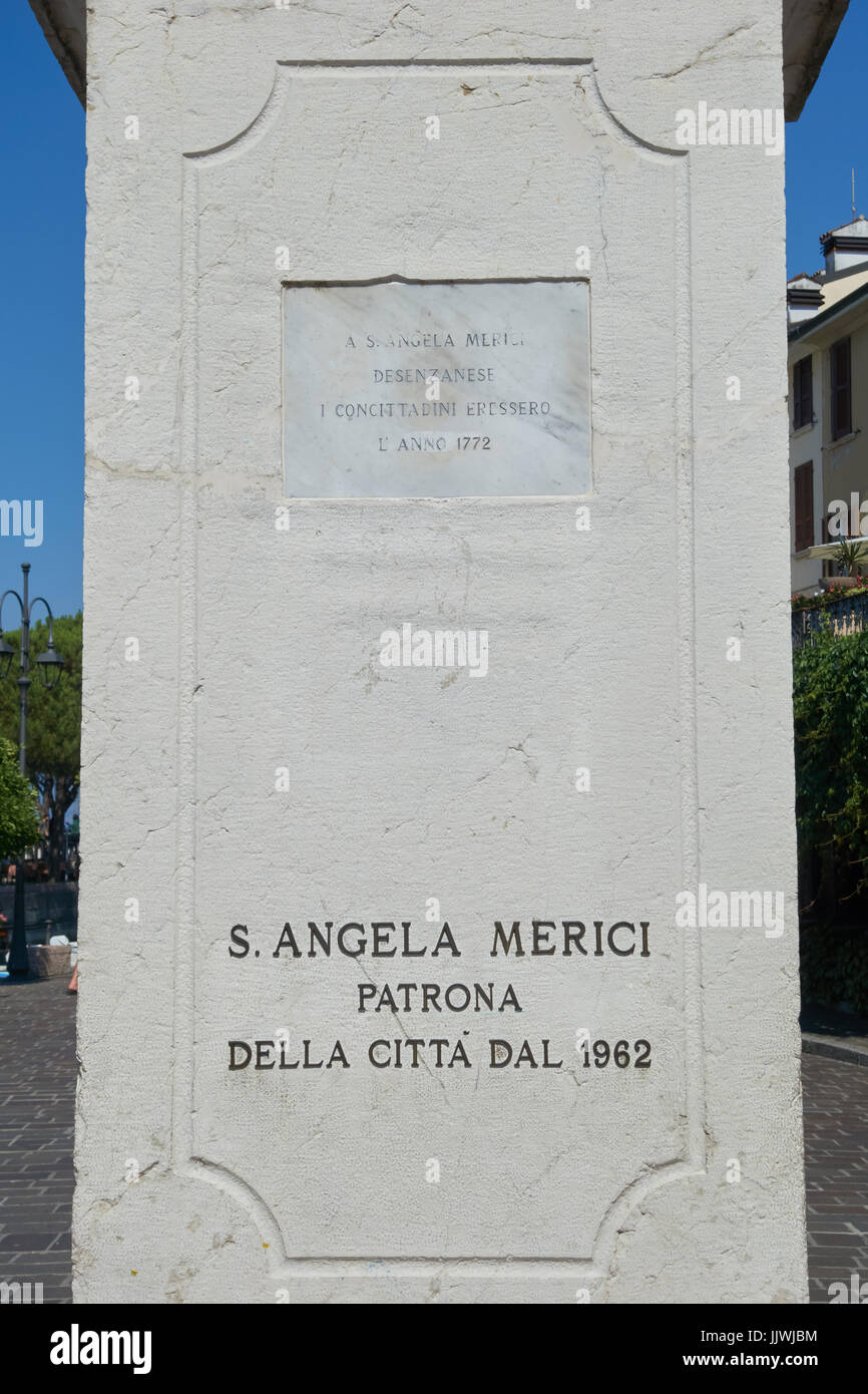Bunch of green grapes on vine. Italy Stock Photo - Alamy