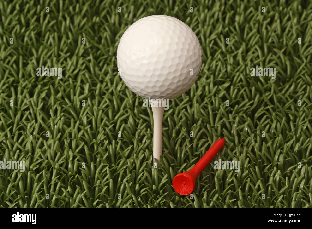 Put golf ball on tee hi-res stock photography and images - Alamy