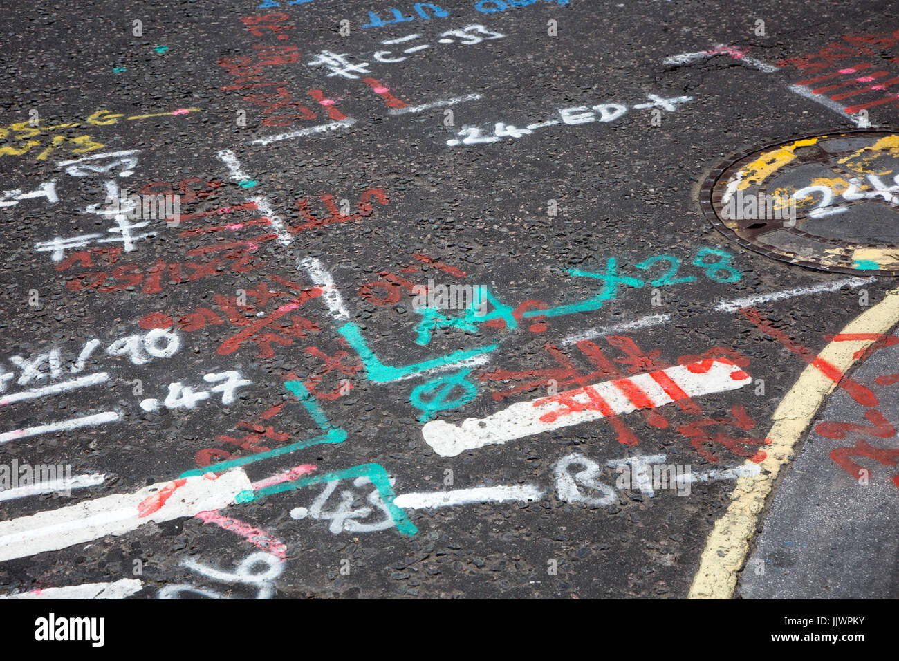 Spray paint road markings hi-res stock photography and images - Alamy