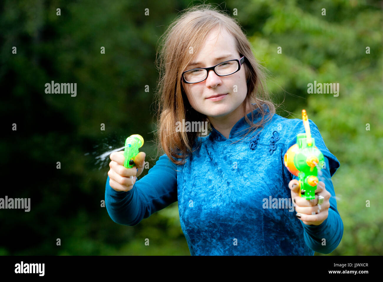 Woman pointing a gun at the camera hi-res stock photography and images ...