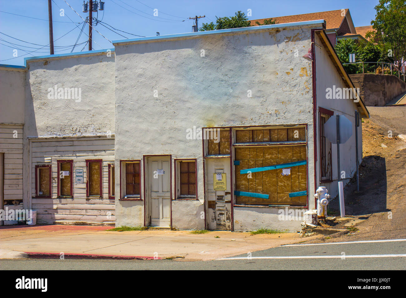 Old Boarded Up Building In Disrepair Stock Photo - Alamy