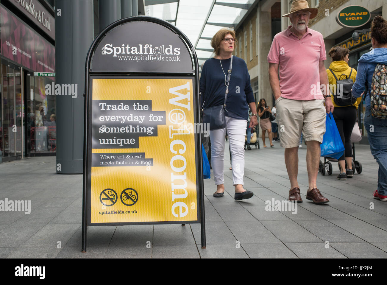 London billboard sign hi-res stock photography and images - Alamy