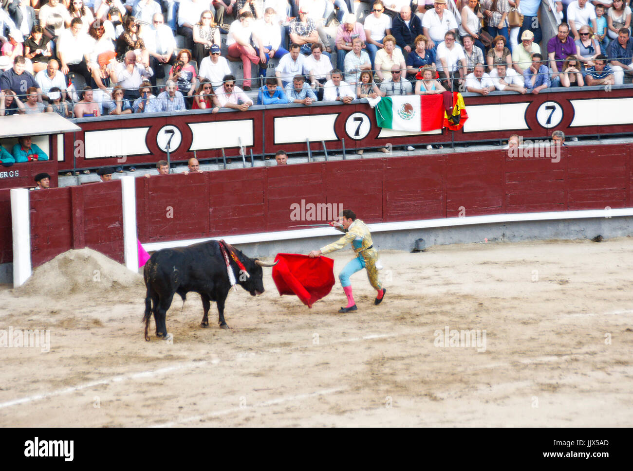 Corrida de toros en la plaza de toros de las ventas hi-res stock ...