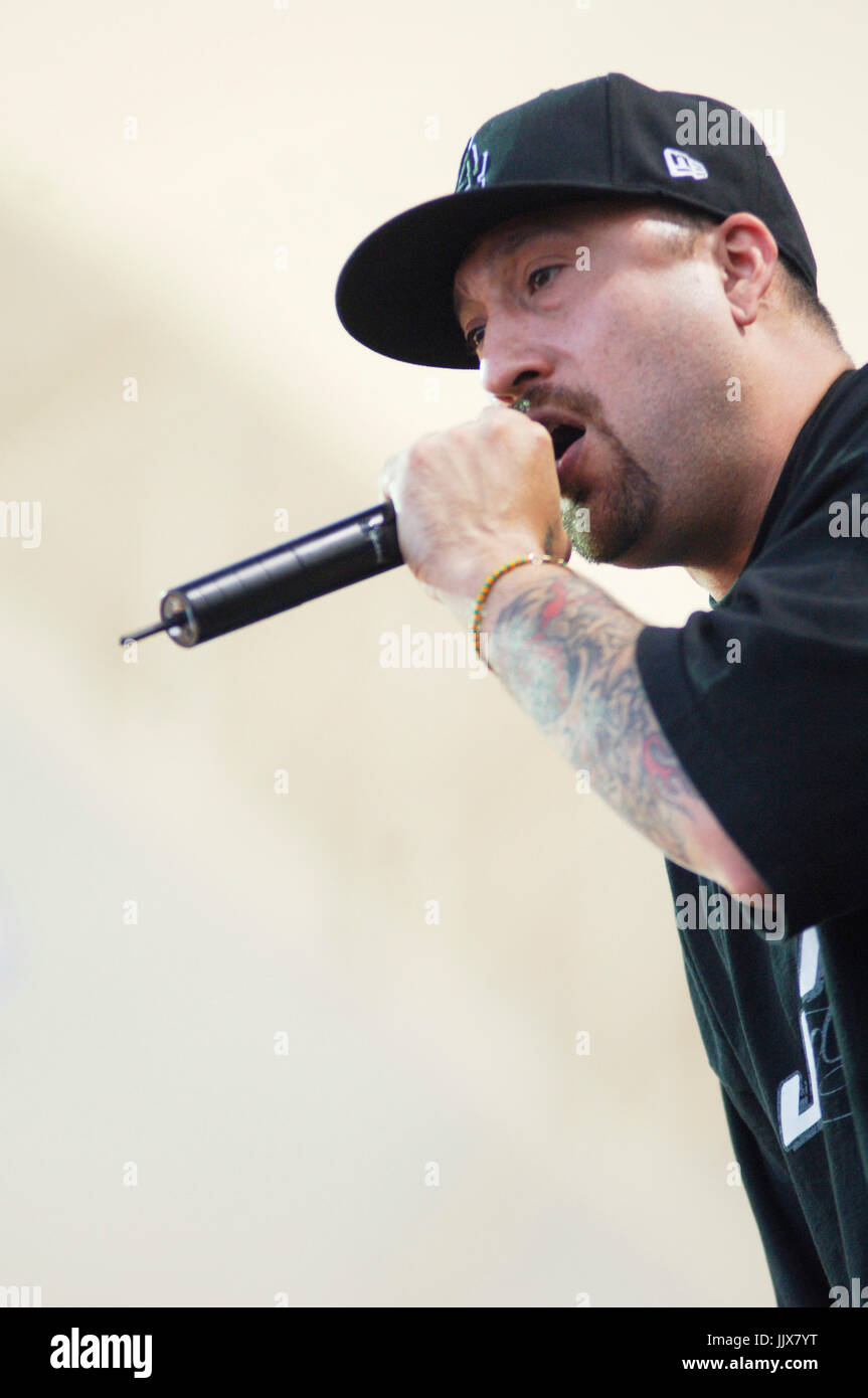 Real singer hi-res stock photography and images - Alamy