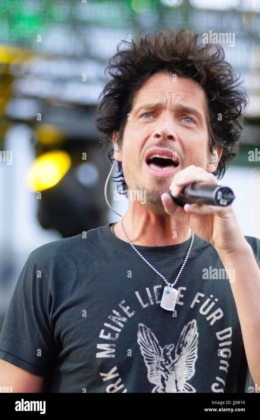 Singer Chris Cornell performs 2007 KROQ LA Invasion Home Depot Center ...