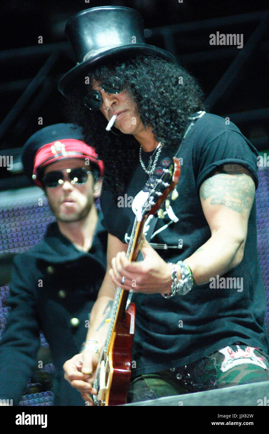 (L-R) Singer Scott Weiland guitarist Slash Velvet Revolver perform 2007 ...