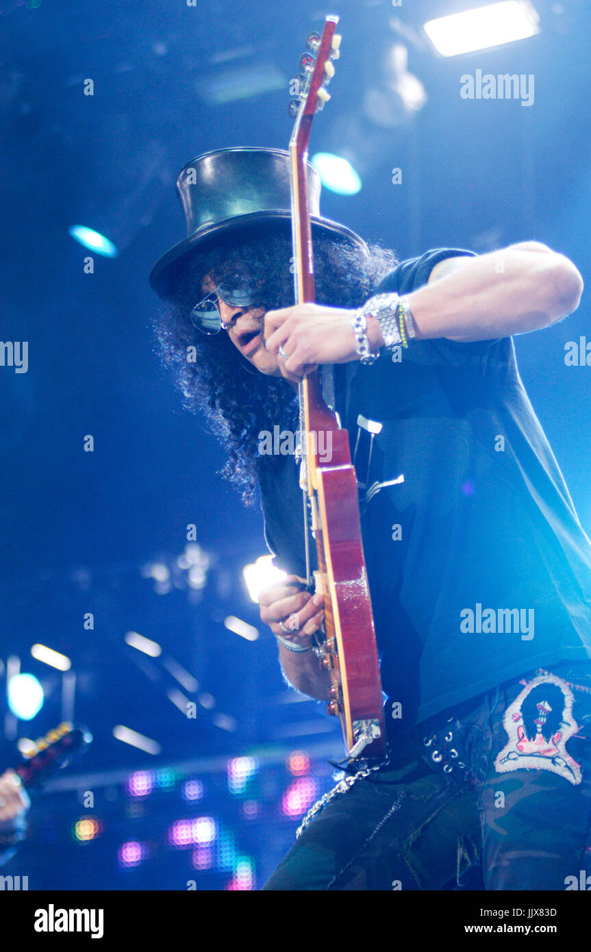 Guitarist Slash Velvet Revolver perform 2007 KROQ LA Invasion Home ...