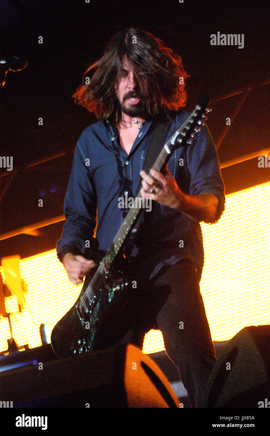 Dave grohl on stage hi-res stock photography and images - Alamy