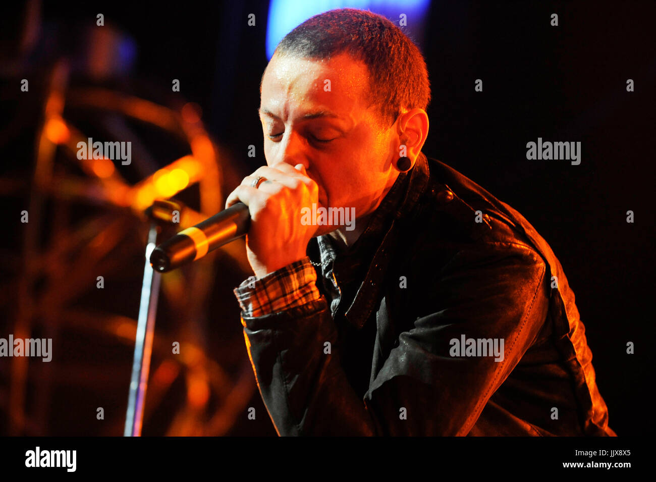 Chester Bennington Linkin Park performs his new band,Dead By Sunrise ...