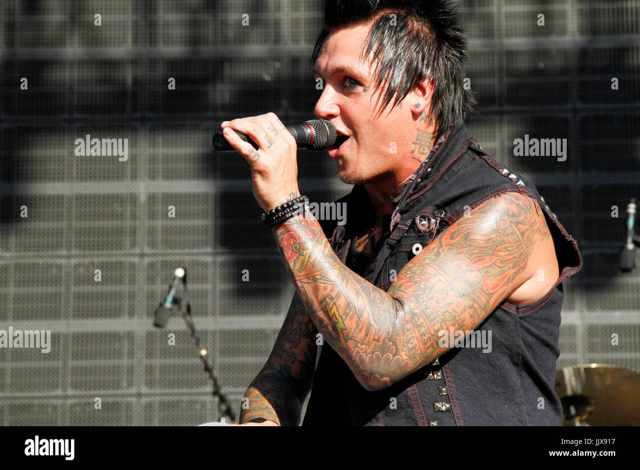 Vocalist Jacoby Shaddix Papa Roach performs Epicenter 2010 Music ...