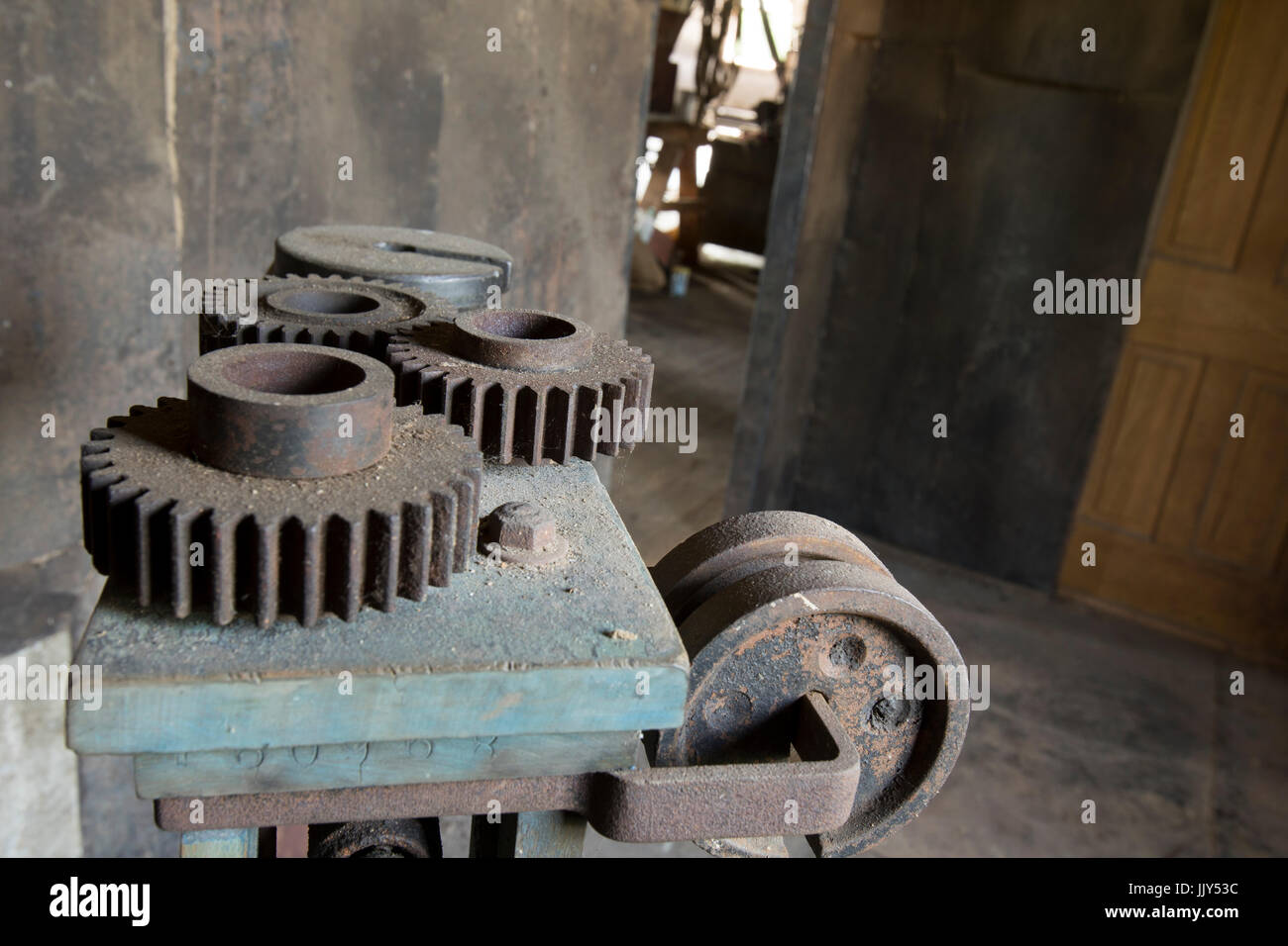 Metal cogs hi-res stock photography and images - Alamy