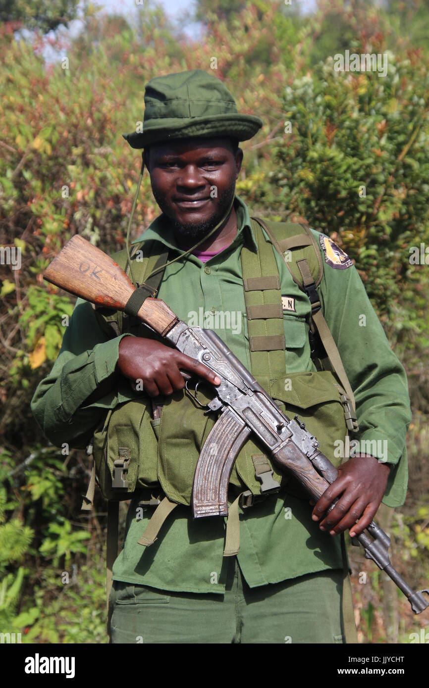Nyiragongo, Congo. 11th Dec, 2016. A ranger of the Virunga National ...