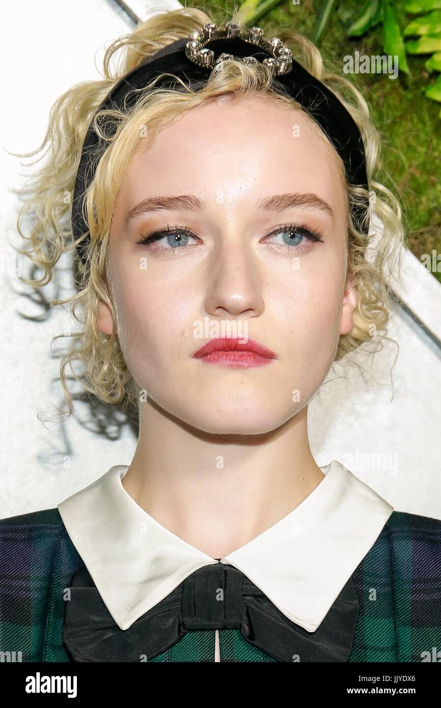 Ambyr Childers Julia Garner