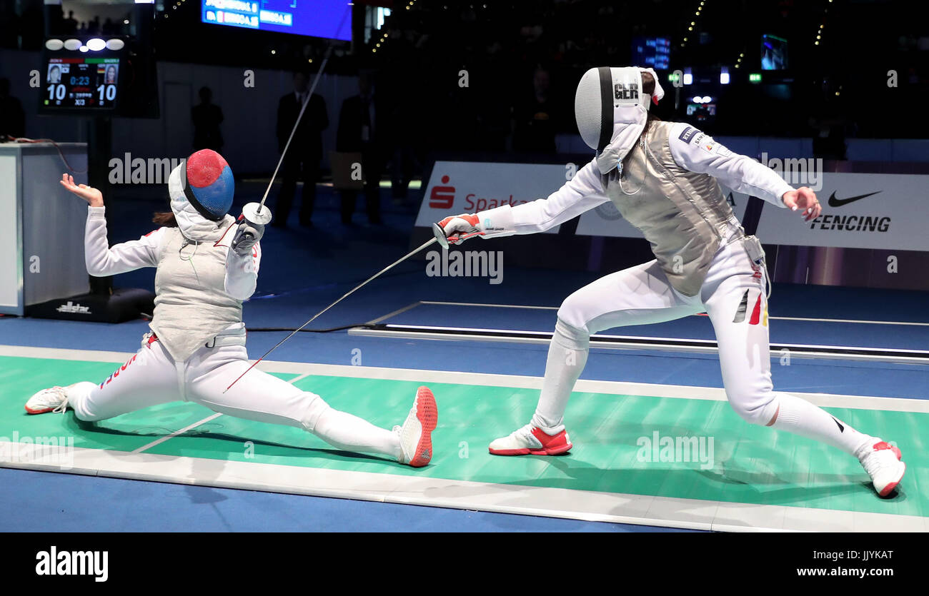 Leipzig, Germany. 21st July, 2017. The German foil fencer Anne Sauer (R ...