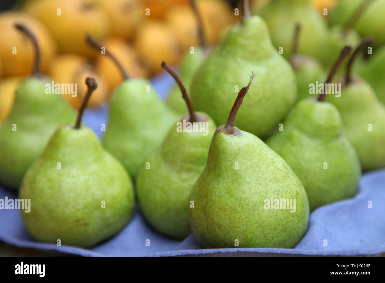 peer fruit in market stall Stock Photo - Alamy