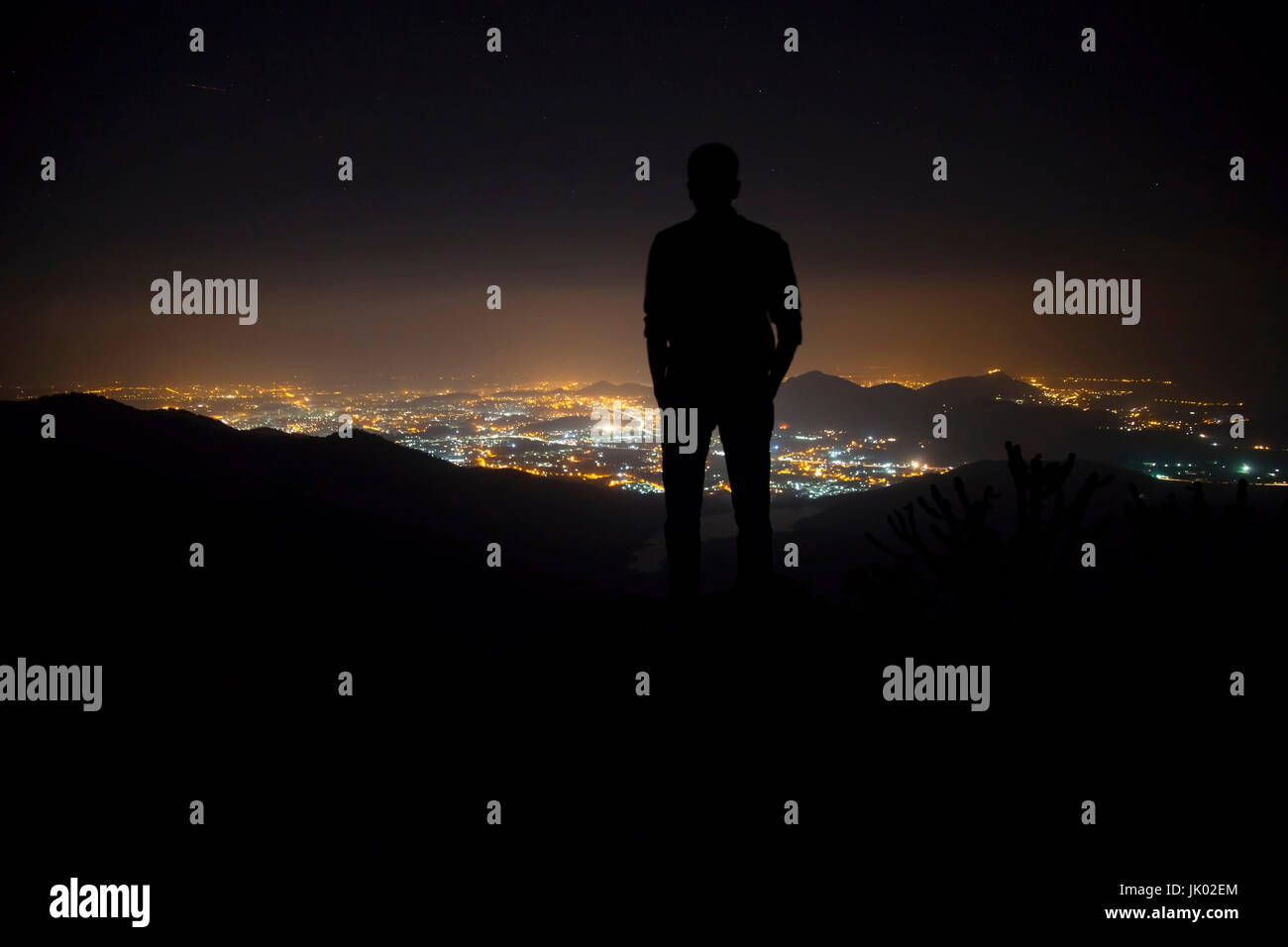 Man standing under stars at night hi-res stock photography and images ...
