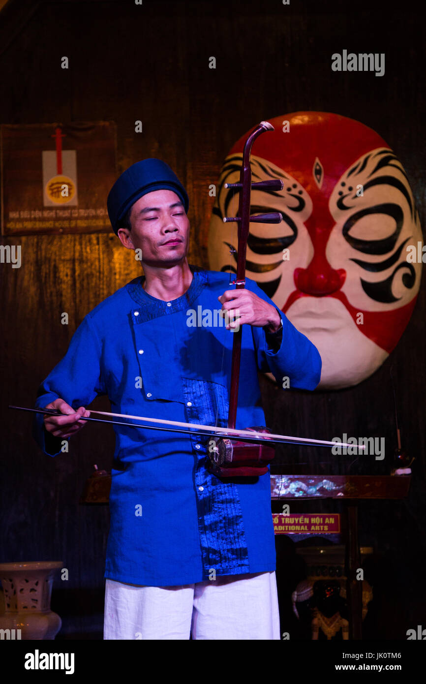 Stage spotlight violin hi-res stock photography and images - Alamy