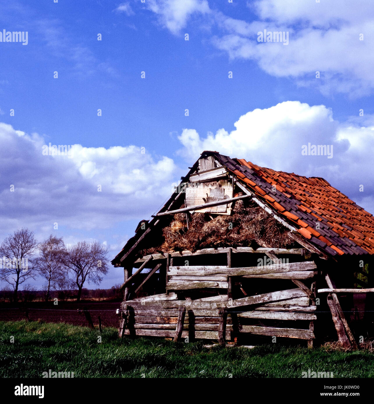 disintegrating field barn. shed, falling striking., zerfallende ...