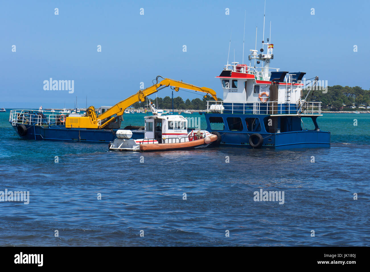 Tug boat positioning dredger hi-res stock photography and images - Alamy