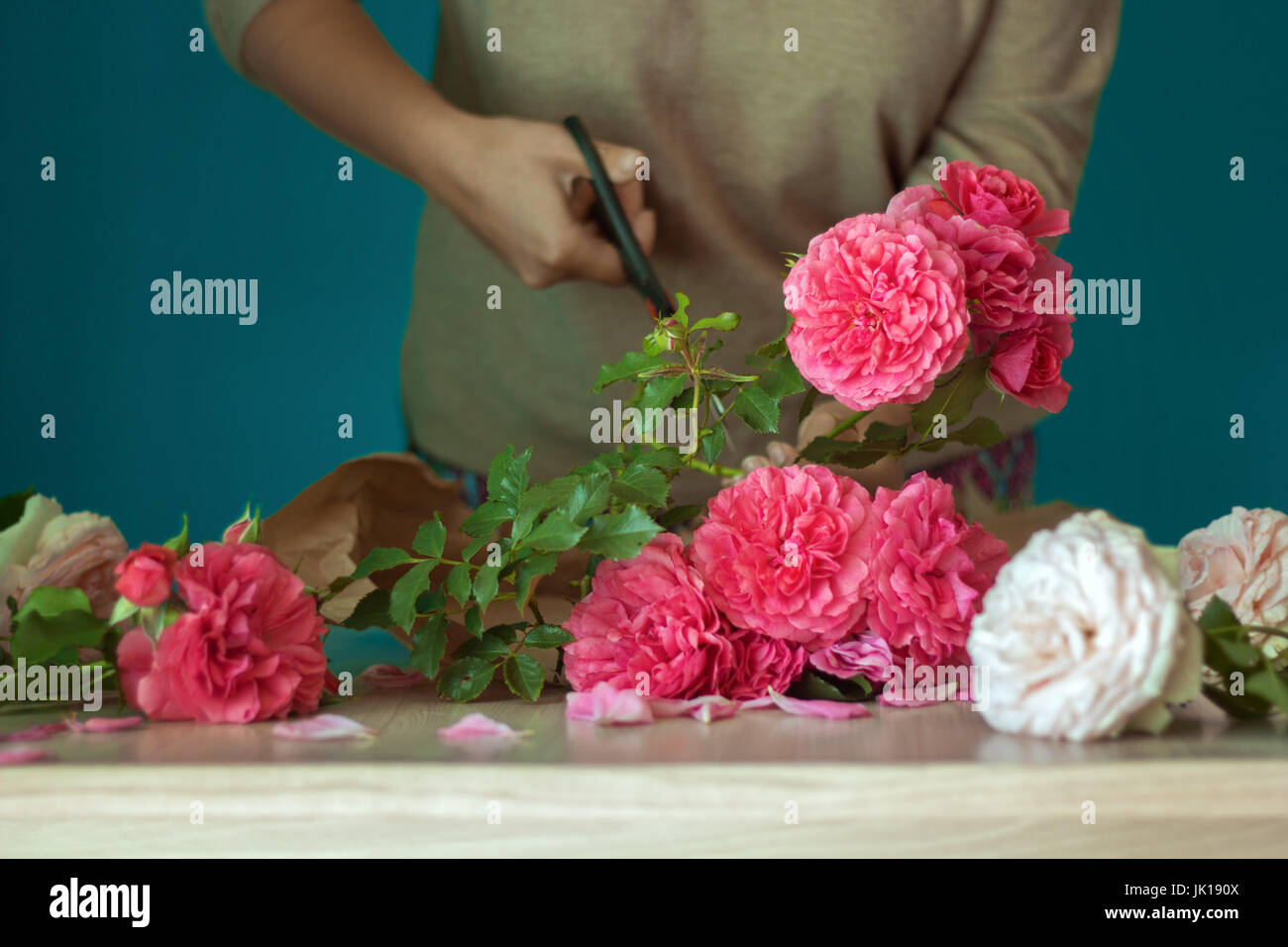 girl florist cut the stem beautiful pink roses Stock Photo - Alamy