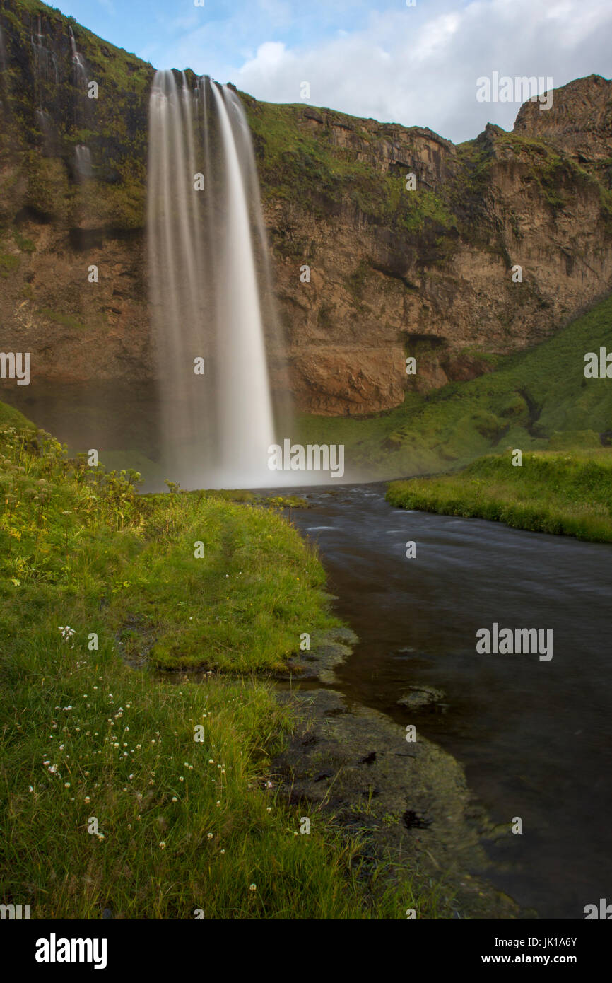 Beautiful icelandic waterfall flowing hi-res stock photography and ...