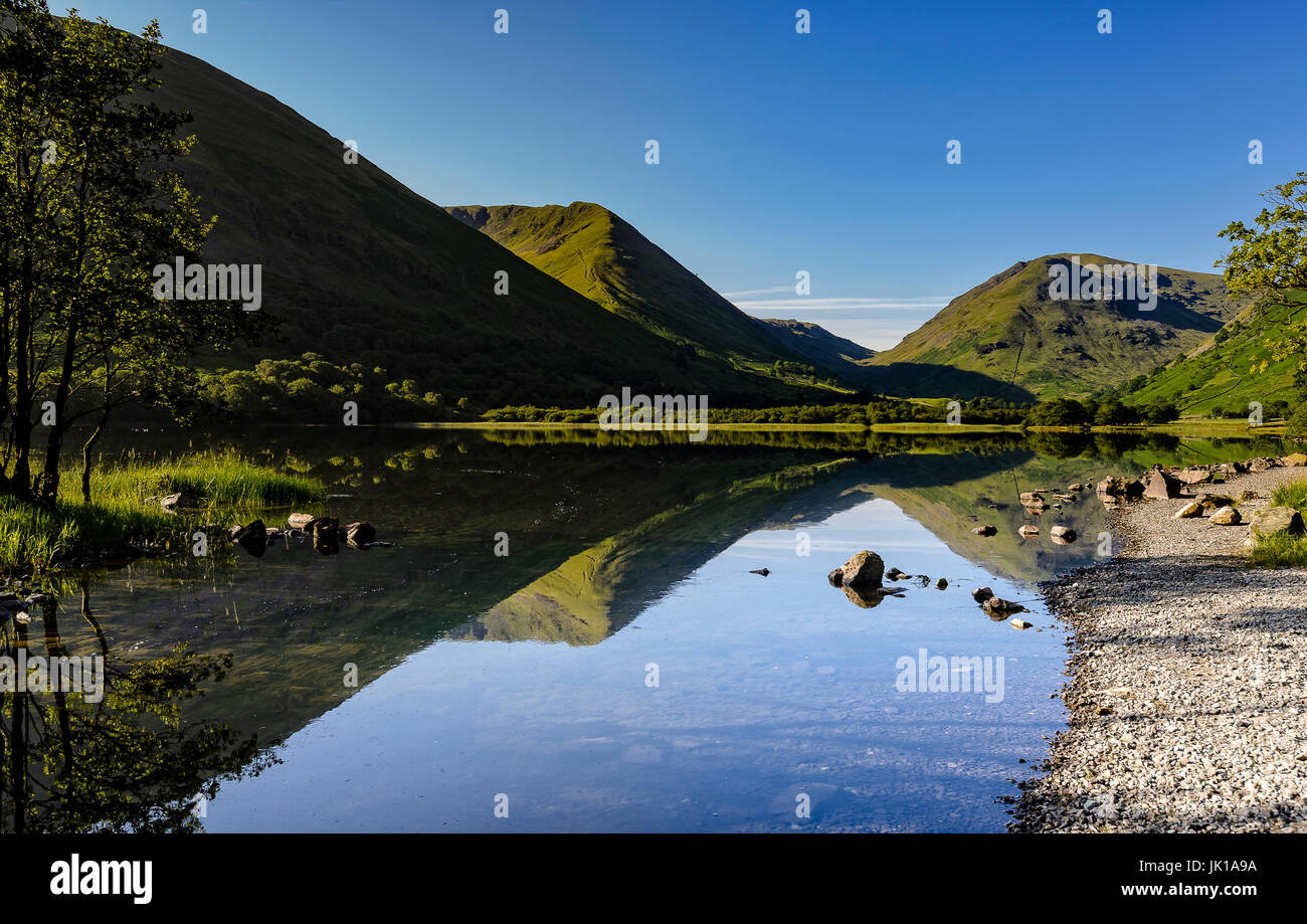 Stunning early morning reflections on Brothers Water, Lake District ...