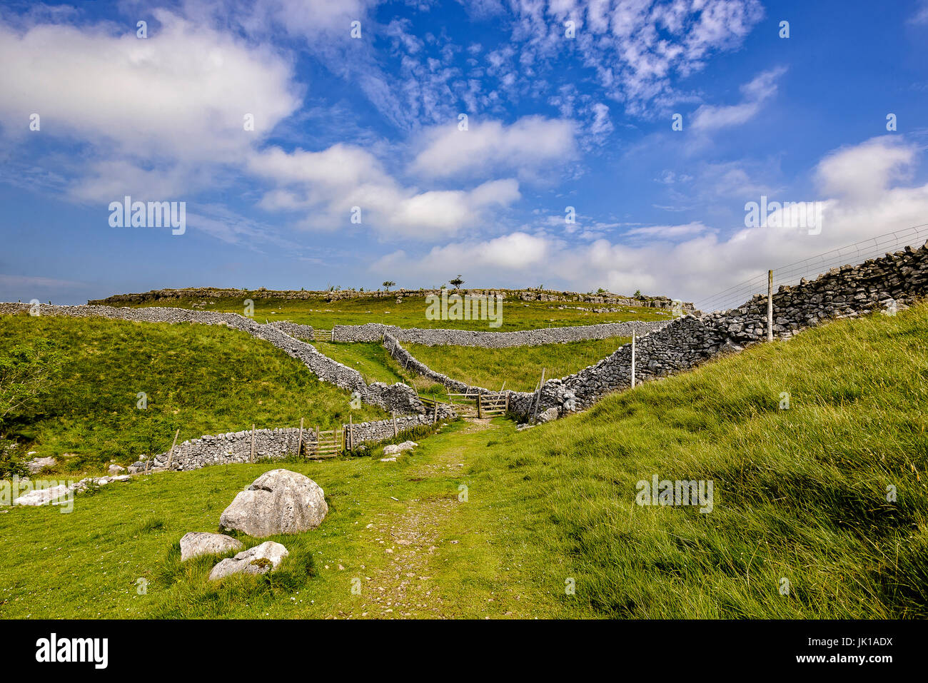 Stunning limestone scenery on the Dales Way in Upper Wharfedale Stock ...