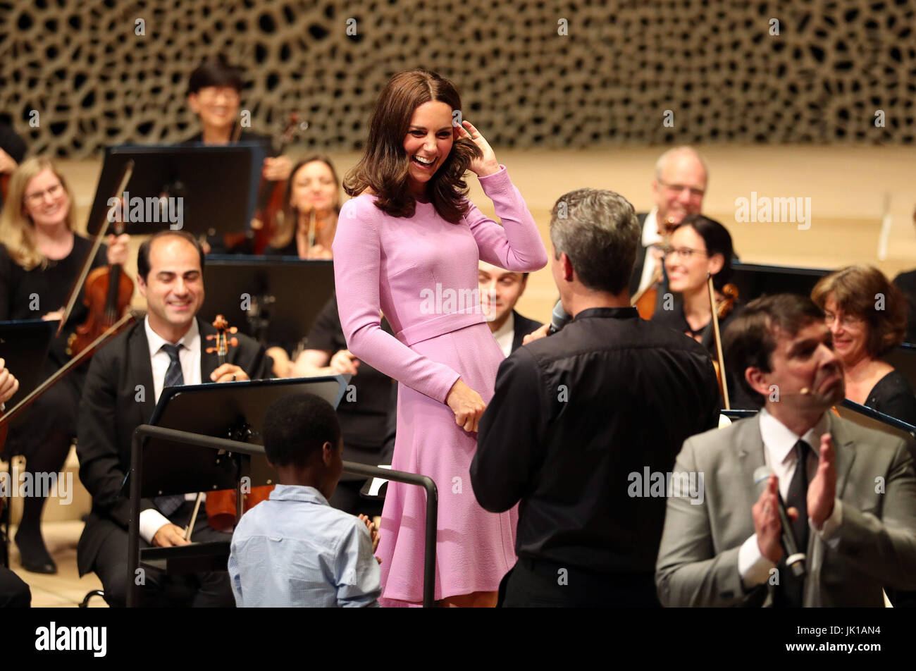 The Duchess of Cambridge has a go at conducting the Hamburg Symphony ...