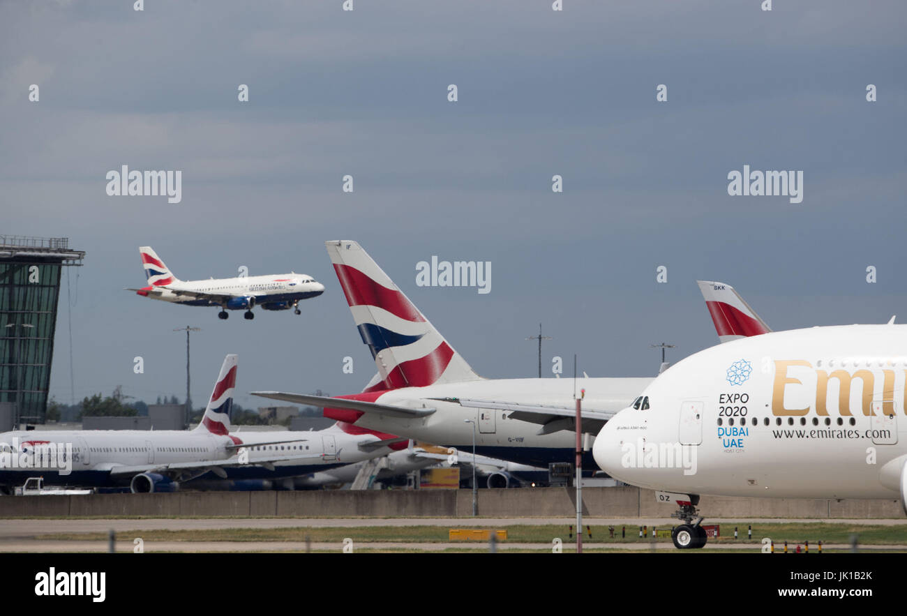 Aircraft at London's Heathrow airport on the day when air traffic ...
