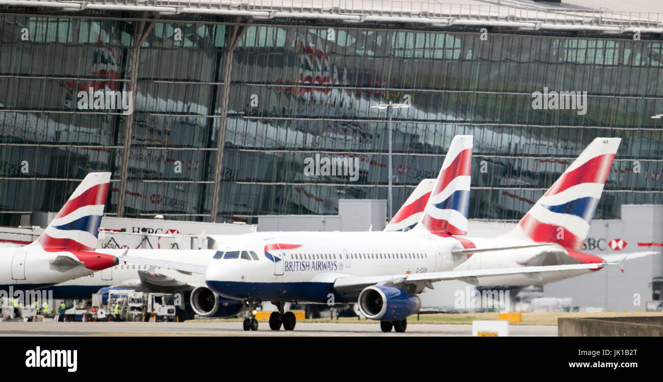 Aircraft at London's Heathrow airport on the day when air traffic ...
