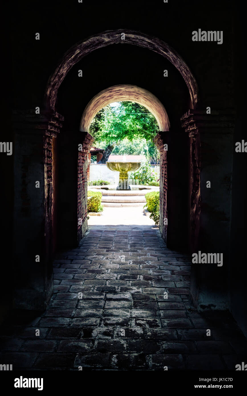 Dark entrance arch hi-res stock photography and images - Alamy