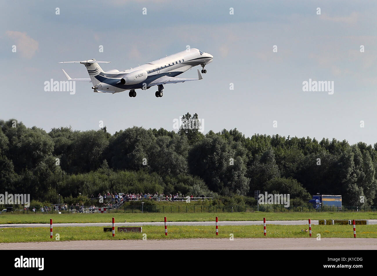 A plane carrying the Duke and Duchess of Cambridge and their children ...