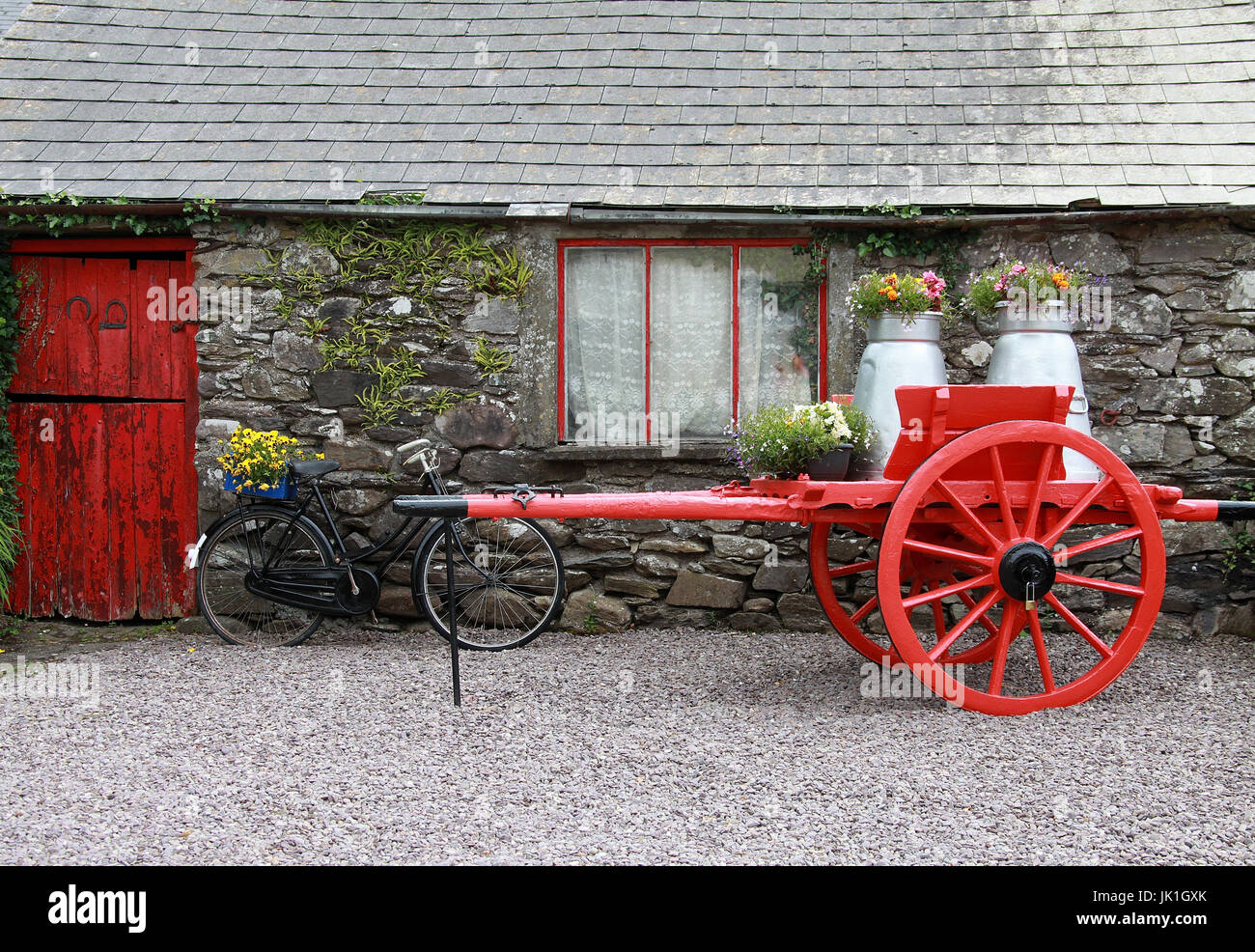 Traditional irish cottage hi-res stock photography and images - Alamy