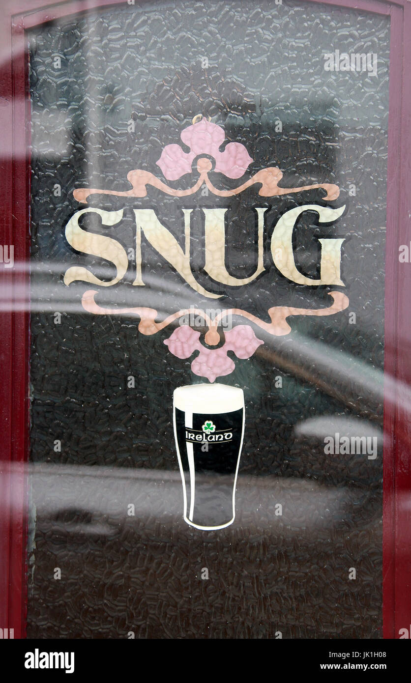 Irish pub window hi-res stock photography and images - Alamy
