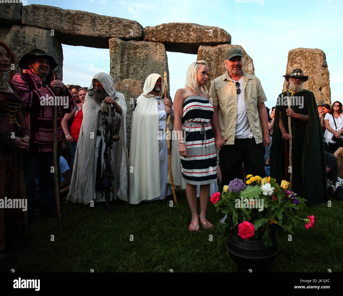 Pagans, druids and revellers descend on Stonehenge for the Summer ...