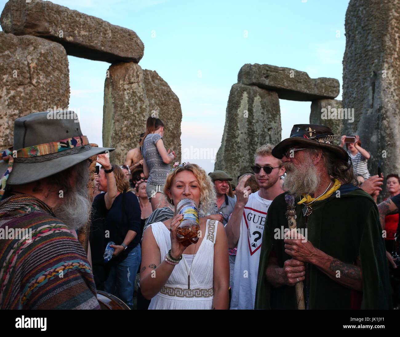 Pagans, druids and revellers descend on Stonehenge for the Summer ...