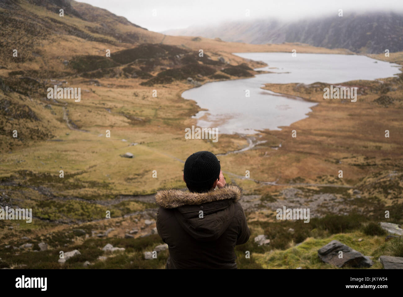 Person overlooking mountains hi-res stock photography and images - Alamy