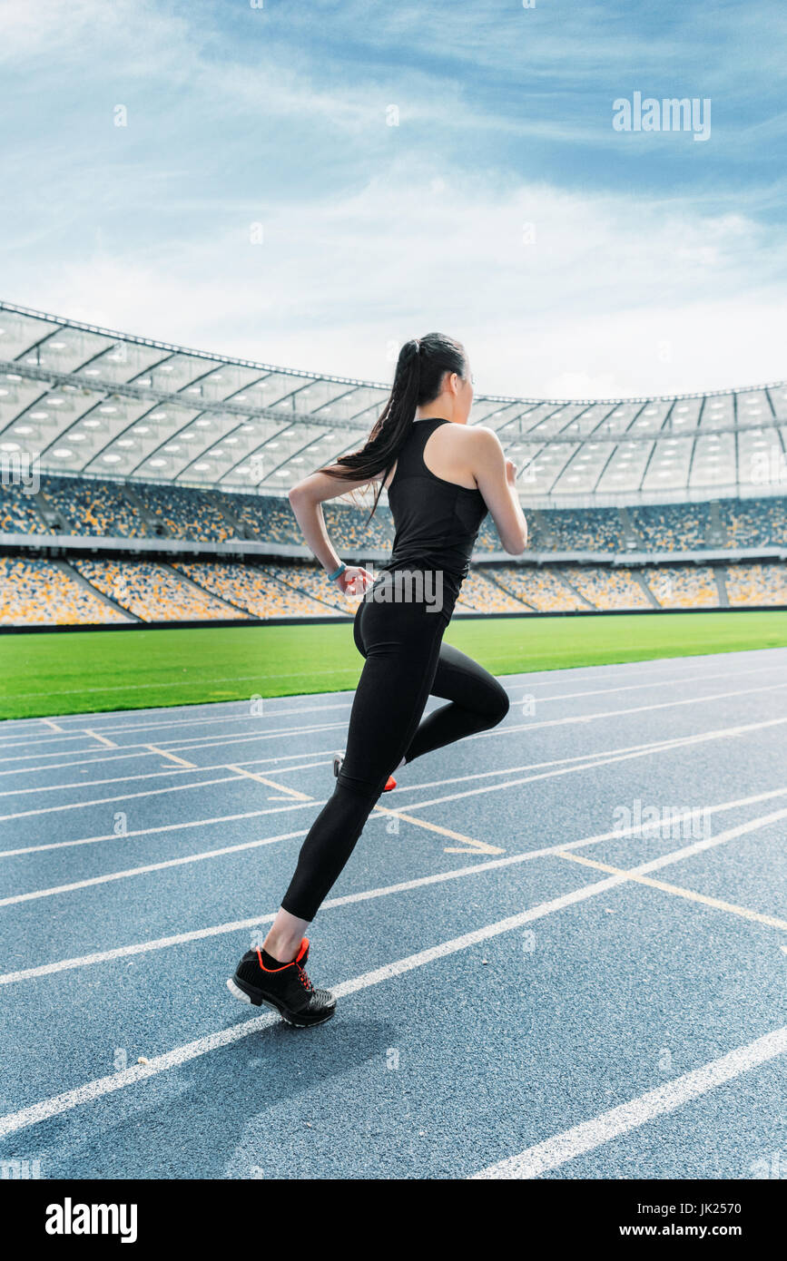 Woman running track field hi-res stock photography and images - Alamy