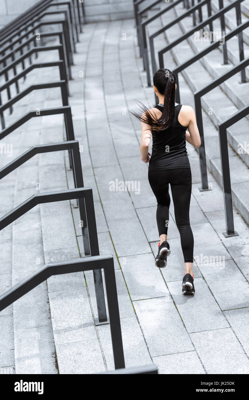 Track running woman back hi-res stock photography and images - Alamy
