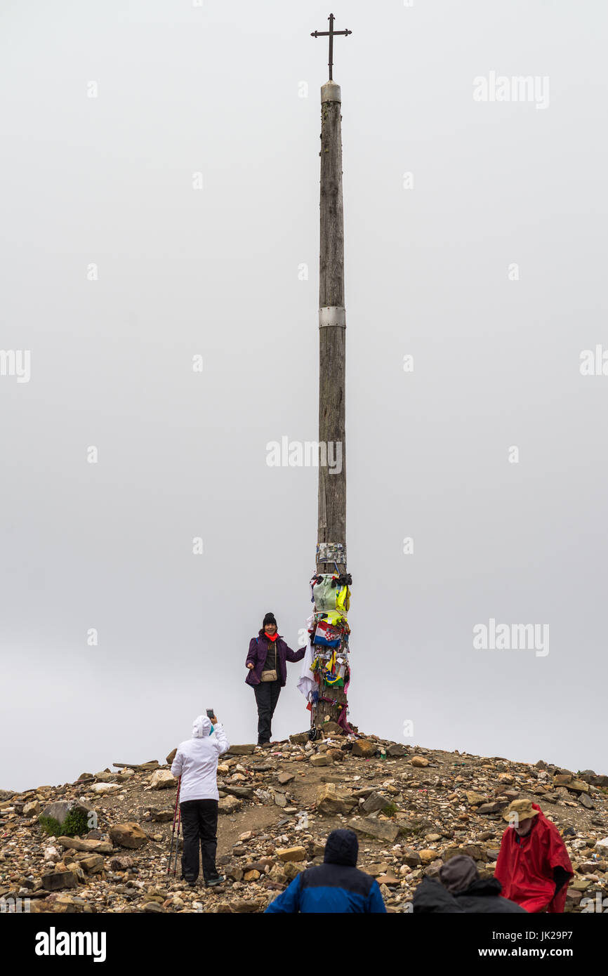 Pilgrims on the Cruz de Ferro, Spain. Camino de Santiago Stock Photo - Alamy