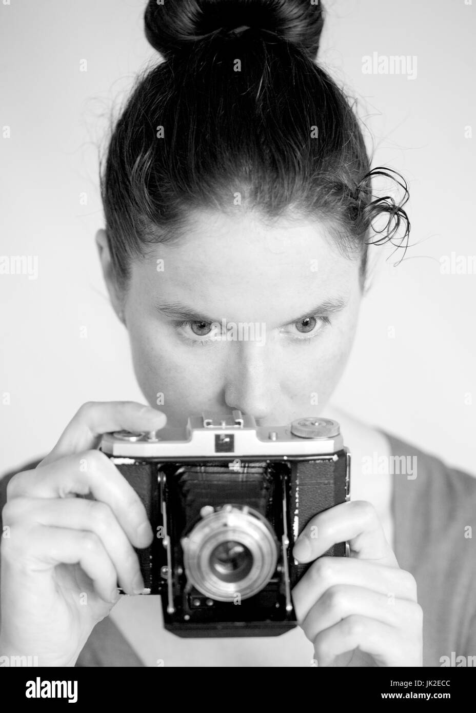 Woman uses vintage camera Stock Photo - Alamy