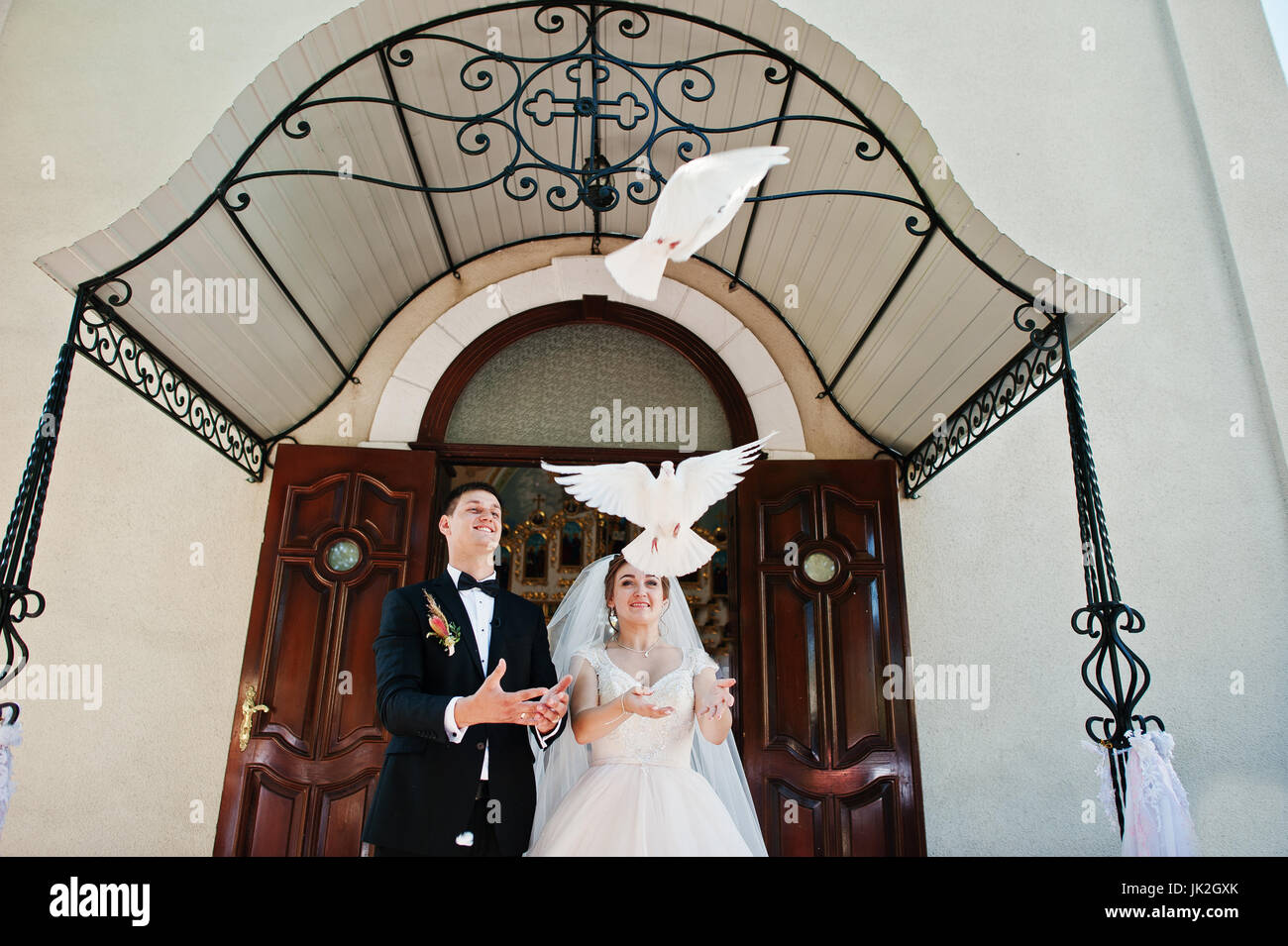 Releasing doves hi-res stock photography and images - Alamy