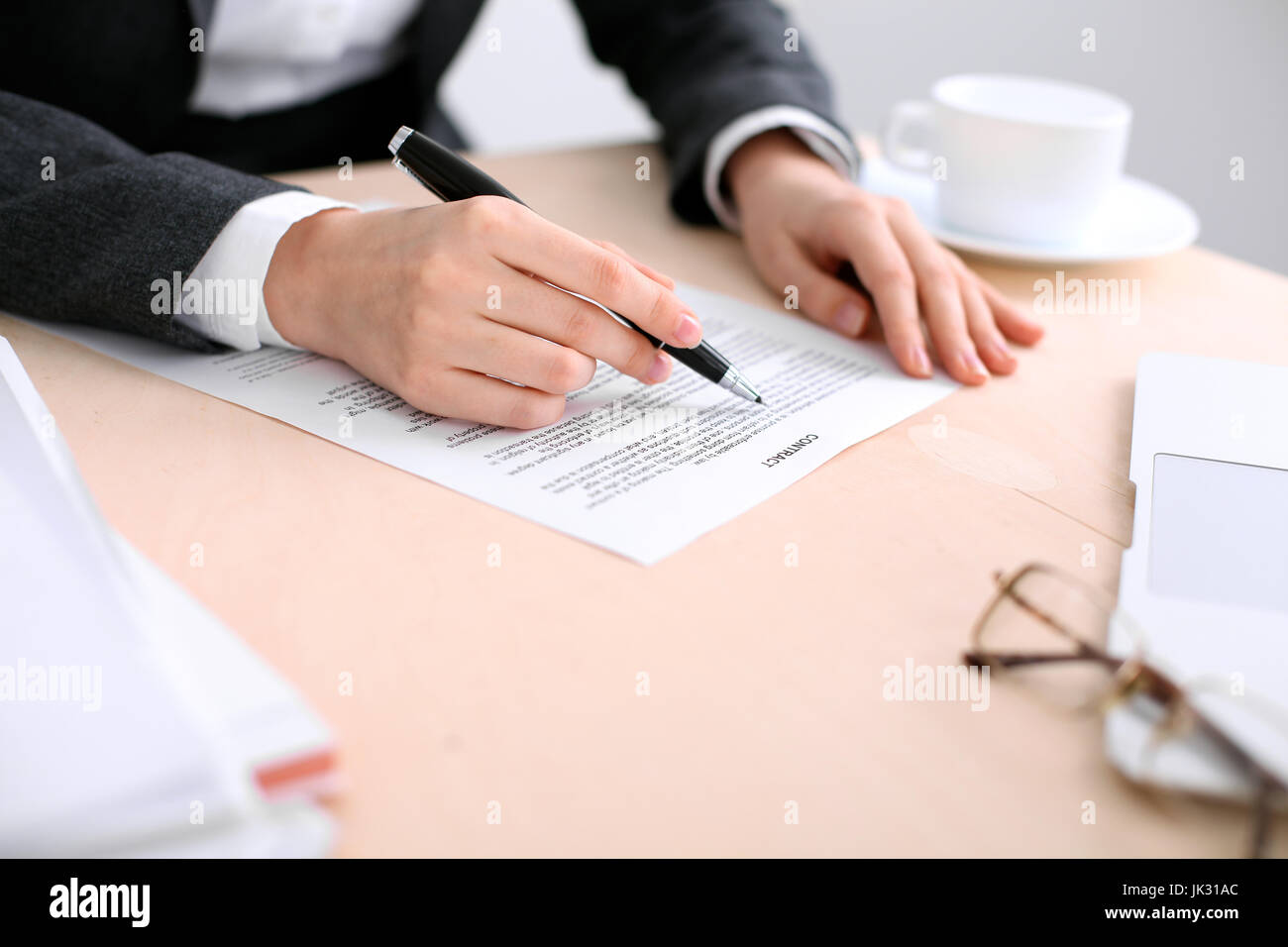 Business woman ready to sign a contract Stock Photo - Alamy