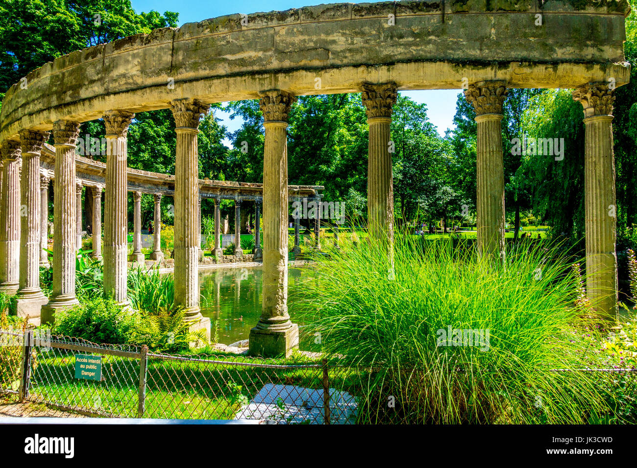 The classical colonnade and pond in the beautiful Parc Monceau (1778 ...