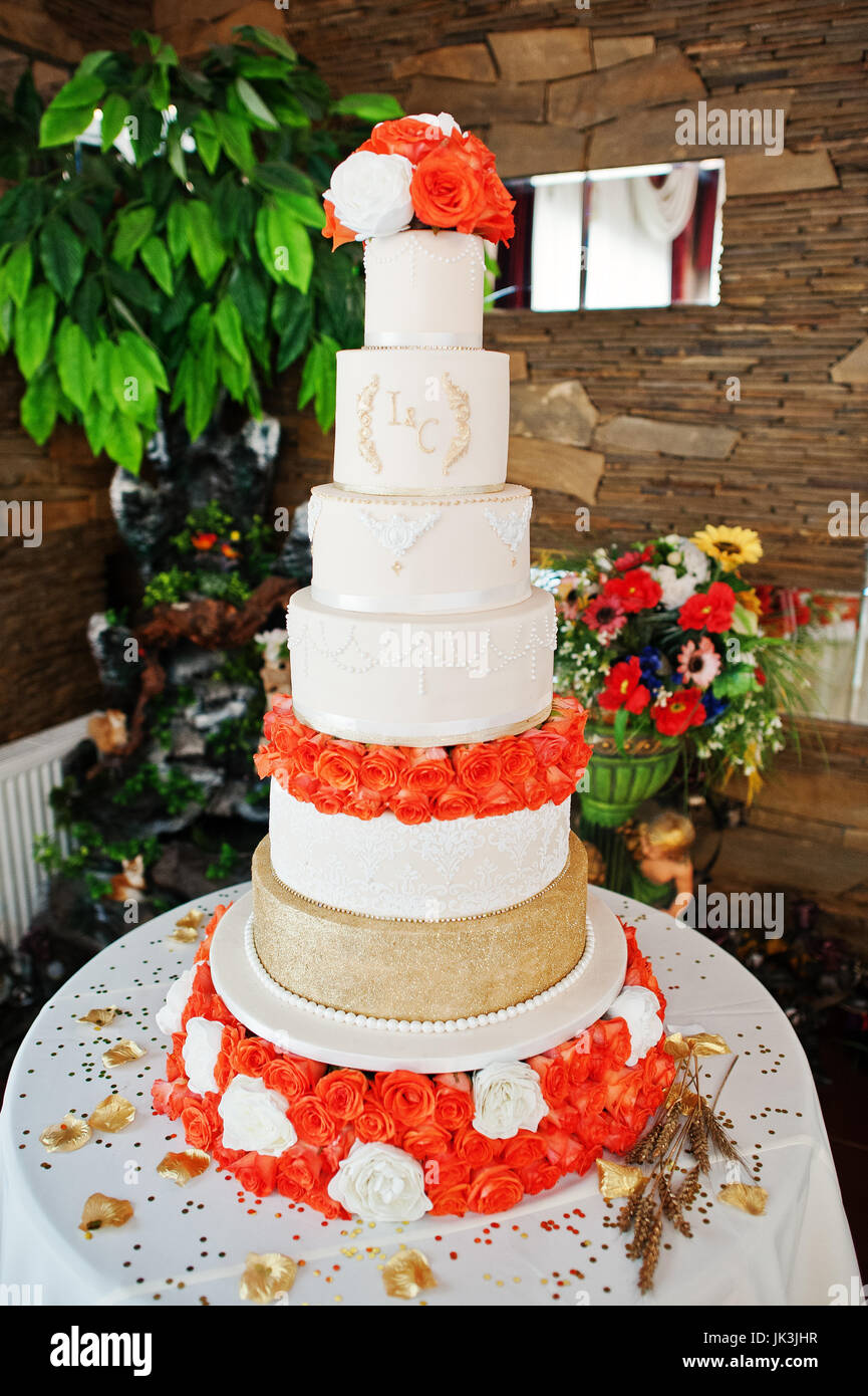 Stunning and very delicious wedding cake Stock Photo - Alamy