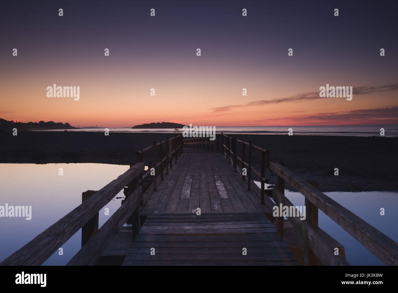 Good harbour beach footbridge hi-res stock photography and images - Alamy